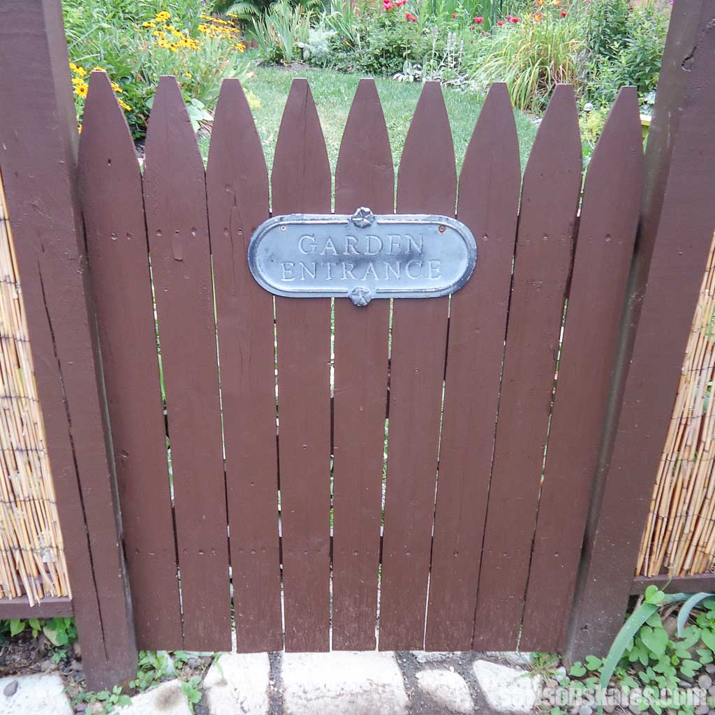 Easy DIY Garden Gate (Simple Step-by-Step Plans) | Saws on Skates®